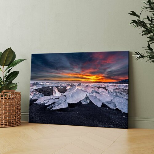 Картина на холсте (Солнце садится над айсбергами на пляже с черным песком в Исландии) 50x70 см. Интерьерная, на стену.