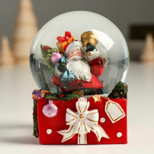 Стеклянный новогодний снежный шар "Дед Мороз с мешком подарков и колокольчиком" 7х7х8 см