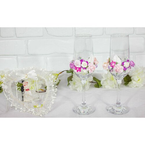 Свадебные бокалы украшенные бумажными цветами на кружеве в сиреневом цвете