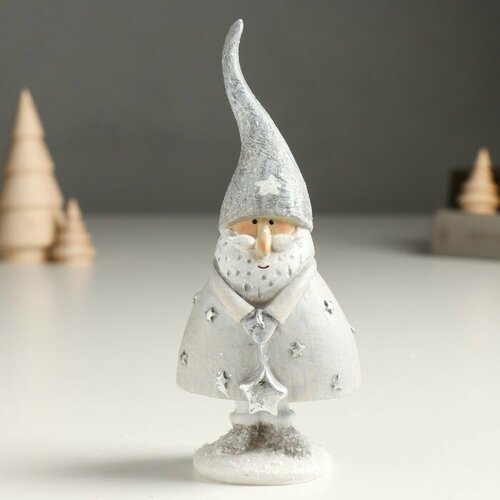 Сувенир полистоун Дед Мороз в серебристом наряде, со звeздочкой 5х6,5х15,5 см