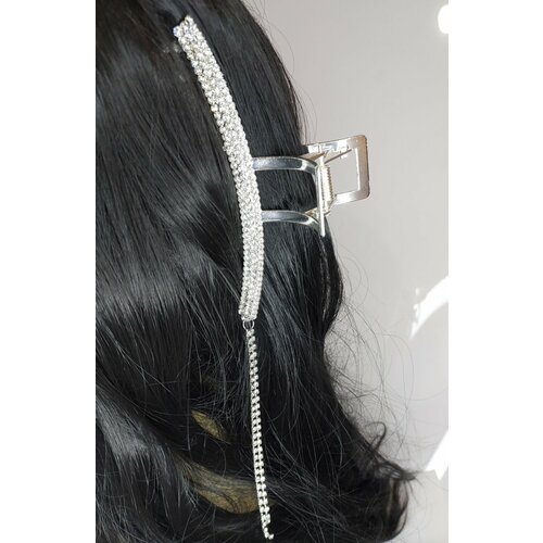 Блестящий краб-зажим для волос с квадратной дугой с тремя полосками из страз и кисточками. цвет серебро