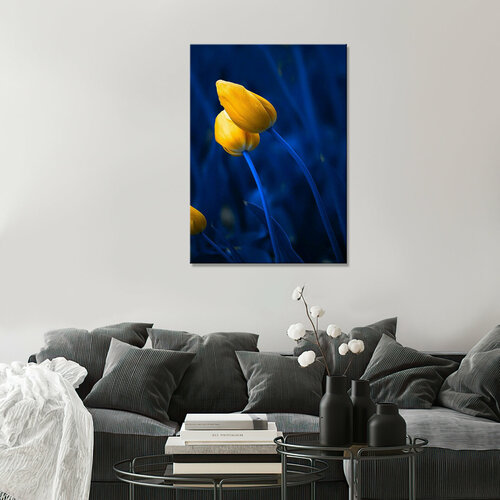 Интерьерная картина на холсте - Желтые тюльпаны на ярко синем фоне 40х60