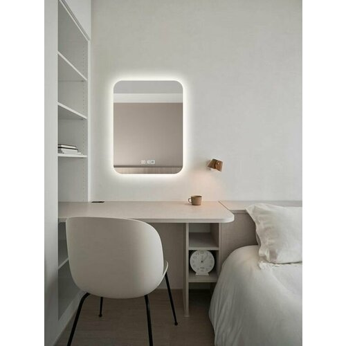 Зеркало для ванной с часами Prisma 70*50 прямоугольное вертикальное "парящее" с нейтральной LED-подсветкой