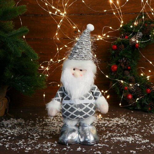 Зимнее волшебство Мягкая игрушка "Дед Мороз в костюме с ремешком" 16х30 см, серый