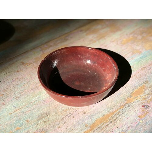Керамическая тарелка цвета борща