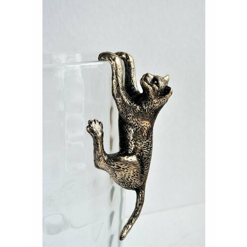 Кошка висячая на стакане латунная статуэтка