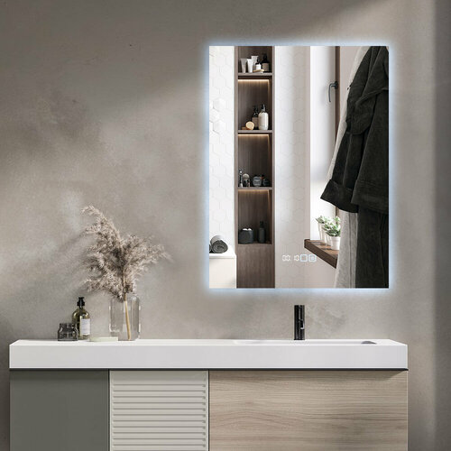 Зеркало для ванной Qwerty 80*60 прямоугольное вертикальное c часами и подогревом
