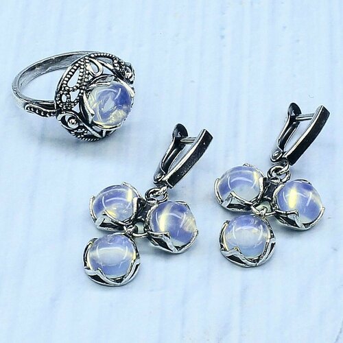 Комплект бижутерии Комплект посеребренных украшений (серьги + кольцо) с лунным камнем: серьги, кольцо, лунный камень, искусственный камень, размер кольца 19, белый