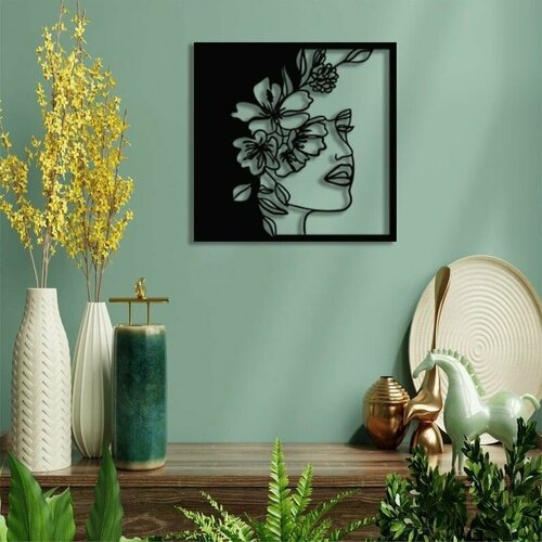 Декоративное панно деревянное, Цветочный портрет девушки (черный цвет)