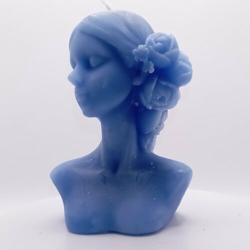 Декоративная, интерьерная свеча Rusin&Co "Девушка с кудряшками" голубого цвета