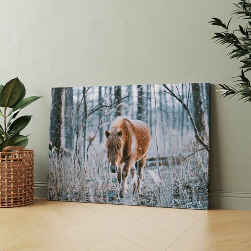 Картина на холсте "Коричневая лошадь идет по заснеженному лесу" 20x30 см. Интерьерная, на стену.
