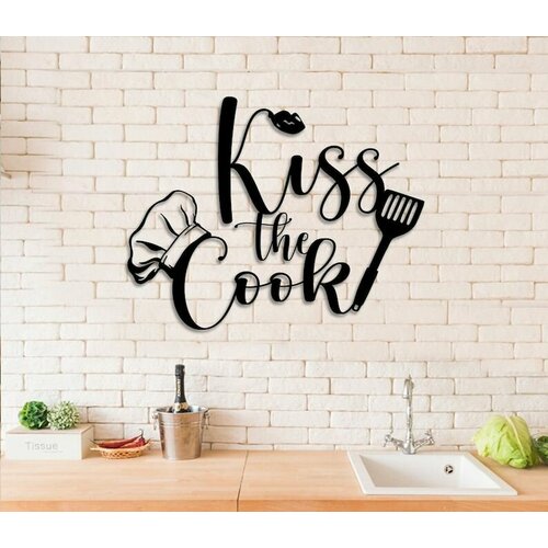 Декоративное панно деревянное, Kiss The Cook (черный цвет)