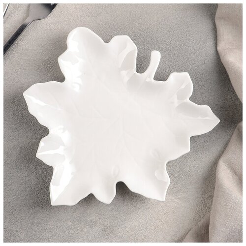 Блюдо керамическое сервировочное «Кленовый лист», 18×19 см, цвет белый