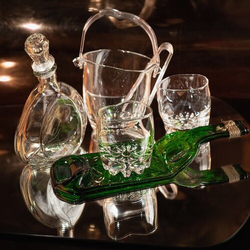 Подарочный набор - Два бокала для виски (рифл.), блюдо (менажница) из зеленой винной бутылки, плоский графин, ведерко для льда серии Хмельное стекло