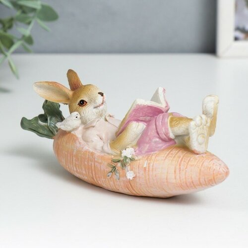 SUI Сувенир полистоун "Кролик читают книгу в морковке лодке, с птичкой" 6х5х14,5 см