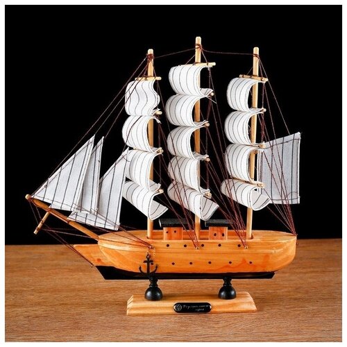 Корабль сувенирный средний "Глиндер", борт светлое дерево, паруса белые, 30х7х30 см (1 шт.)