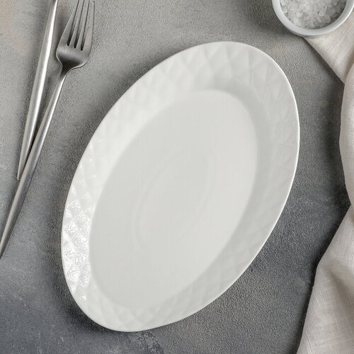 Тарелка фарфоровая обеденная Блик, 25x16,5x1,5 см, цвет белый