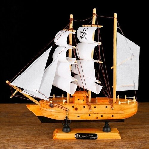 Корабль сувенирный малый 'Аляска', борта светлое дерево, паруса белые пиратские, 4,5х23х24 см