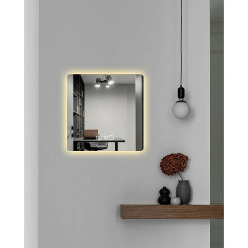 Зеркало для ванной с часами Prisma 50*50 квадратное с тёплой LED-подсветкой
