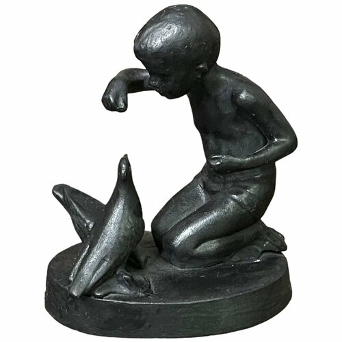 Чугунная статуэтка "Мальчик кормит голубей" 1981 г. Автор Панов Г. П. Касли, СССР (2)