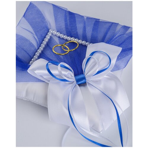 Свадебная подушечка для обручальных колец "Амелия" из белого атласа с бантом и декором из синего фатина и жемчужных бусин