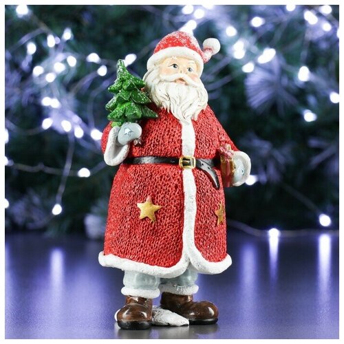 Фигура "Дед Мороз с елкой и подарком" в красном 11х10х21см