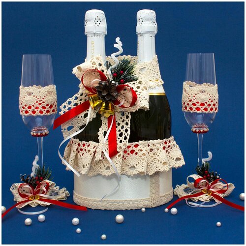 Украшение для подарочного шампанского молодоженов "Лесная сказка" - бант и подставка для двух бутылок с декором из бежевого кружева, с золотыми колокольчиками, шишкой, еловой веткой и бантом из атласа красного цвета