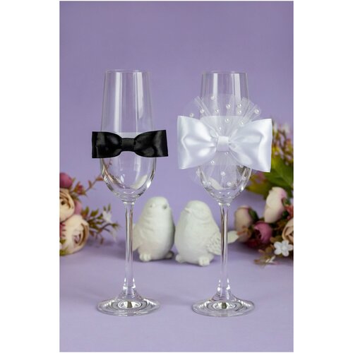 Свадебные бокалы - фужеры для шампанского "Жених и невеста" с черным галстуком - бабочкой и белым декором из фатина с жемчужными бусинами, 2 штуки