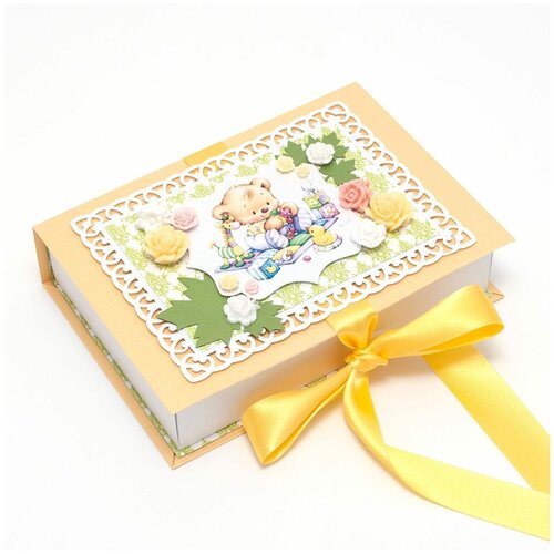 Коробочка мамины сокровища "Лучик" для новорожденного мальчика или девочки, для хранения памятных мелочей о рождении ребенка, с атласной лентой желтого цвета и аппликацией в бежевых тонах