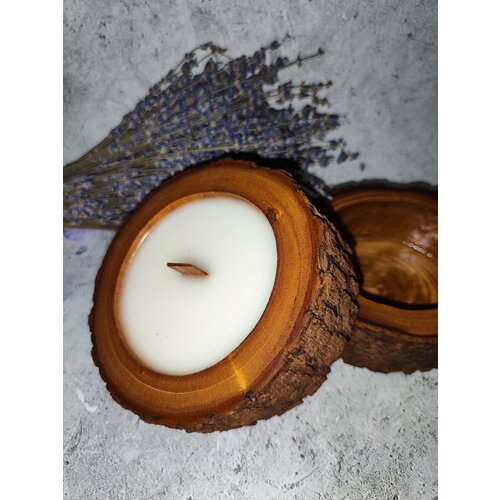 Свеча в круглом деревянном подсвечнике с корой и двойным деревянным фитилем