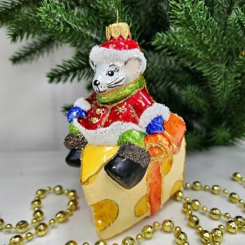 Стеклянная елочная игрушка Irena-Co Мышь санта на сыре
