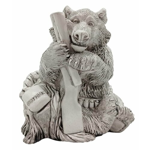 Статуэтка Медведь Охотник с ружьем 9 см гипс, цвет слоновая кость