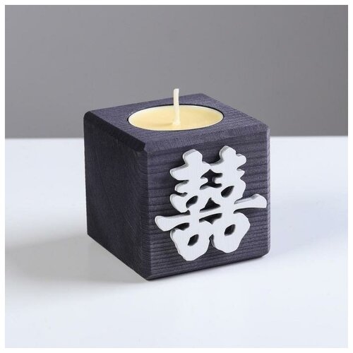 Свеча в деревянном подсвечнике "Куб, Иероглифы. Счастье", цвет: "Эбен", 6х6х6 см, манго