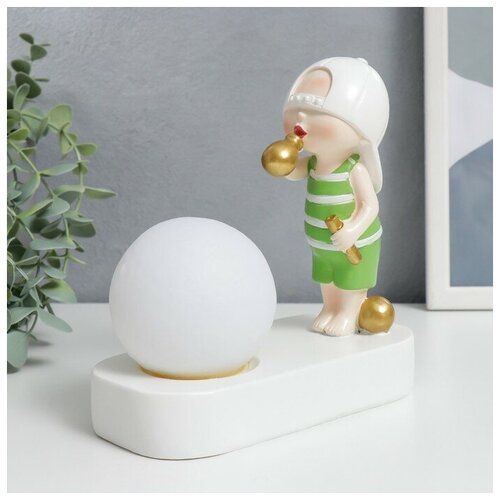 Сувенир полистоун свет "Малыш в белой кепке, с золотым пузырем у шара" 16,5х8х16 см./В упаковке шт: 1