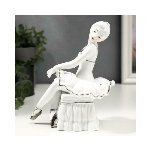 Сувенир керамика "Балерина на пуфике" белый с серебром 18х10х15,5 см 4811138 .