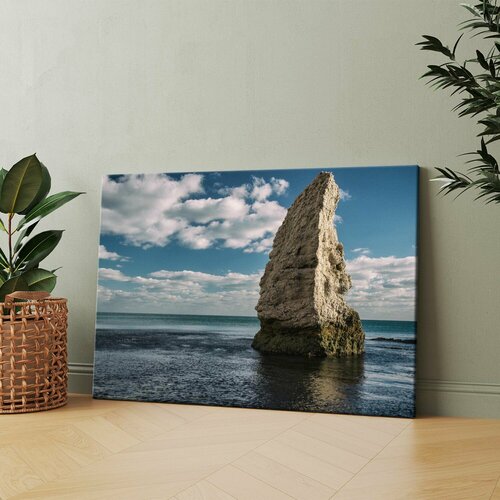 Картина на холсте (Камень, торчащий из воды на пляже) 20x30 см. Интерьерная, на стену.