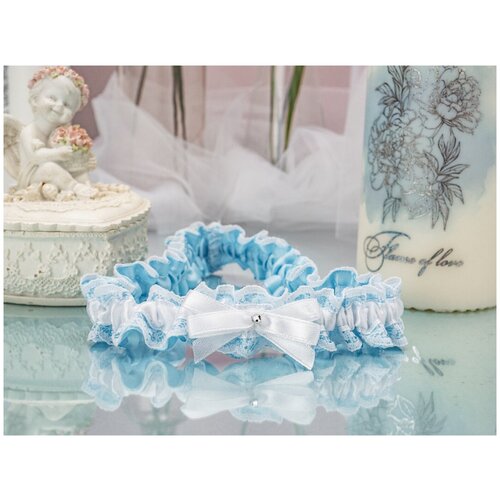 Узкая подвязка невесты на свадьбу "Таэль" из голубой атласной ленты с белым кружевом, плоским бантиком и стразом Swarovski