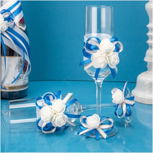 Оригинальные бокалы для свадебного шампанского "Морской бриз" с синими атласными бантами, белыми розами и золотой каймой, 2 штуки