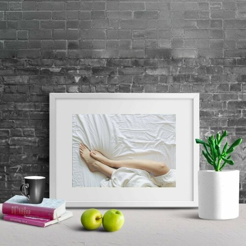 Постер "Ноги в кровати" Cool Eshe из коллекции "Интерьеры на любой вкус", плакат А4 для спальни (29,7 х 21 см)