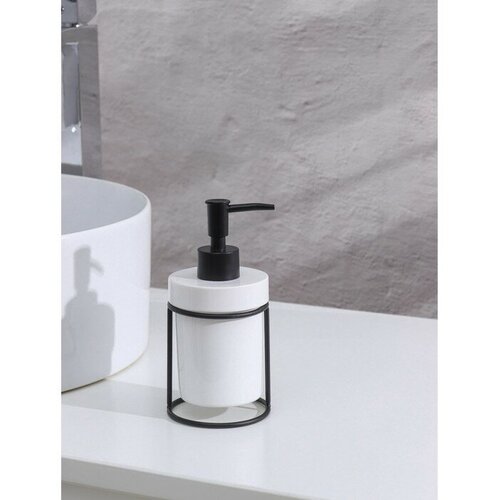 SAVANNA Дозатор для жидкого мыла на подставке SAVANNA «Геометрика», 250 мл, 16×7,8 см, цвет чёрно-белый