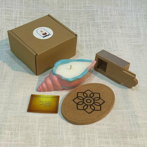 "Груша Дюшес" - Свеча ароматическая в гипсовом подсвечнике в наборе с подставкой, открыткой и спичечным коробком со спичками