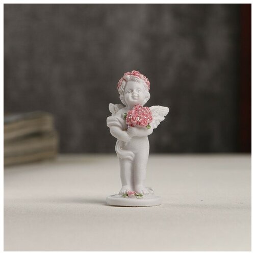 Сувенир полистоун "Белоснежный ангел в розовом веночке с букетом роз" 5,3х2,3х2,3 см