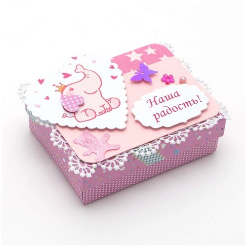 Коробочка для бирки из роддома "Милый слоник" для девочки с бабочками и декором в розовых тонах, с белым кружевом и веселой слонихой на крышке