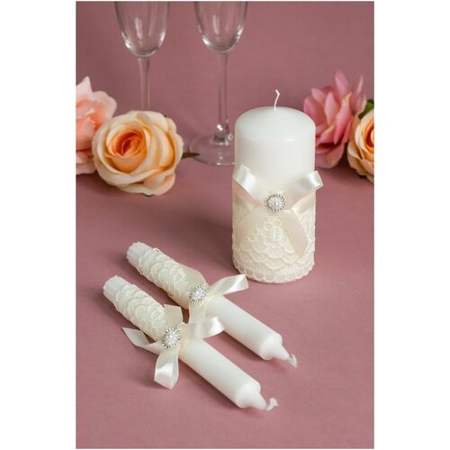 Три свадебные свечи для домашнего очага "Восторг" с белым кружевом, атласными бантами и сверкающей брошью из страз и жемчуга