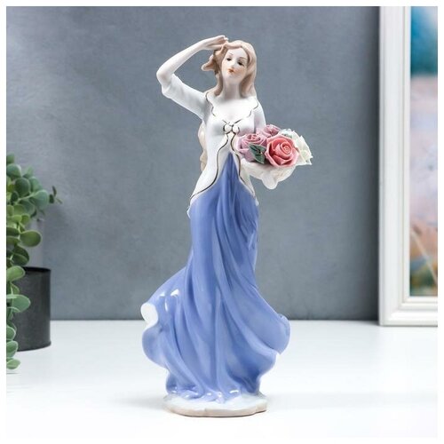 Сувенир керамика "Девушка в белой тунике и голубой юбке с охапкой роз" 30 см