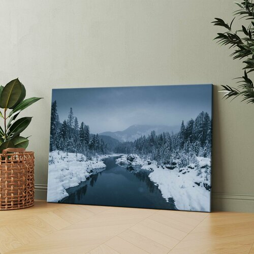 Картина на холсте (Река посреди заснеженного леса) 40x60 см. Интерьерная, на стену.
