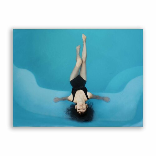 Постер, плакат на бумаге / Девушка в бассейне / Размер 30 x 40 см