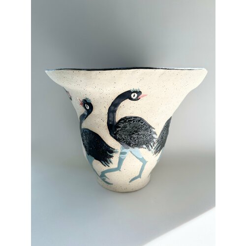 Керамическая бежевая арт ваза с объёмной росписью «Страусы» ручной работы