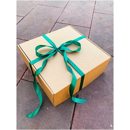 Комплект 2 штуки - Подарочная коробка с наполнителем крафт и зеленой лентой (32x32x12 см)