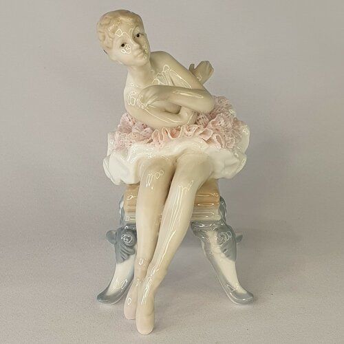 Статуэтка фарфоровая Балерина на стуле